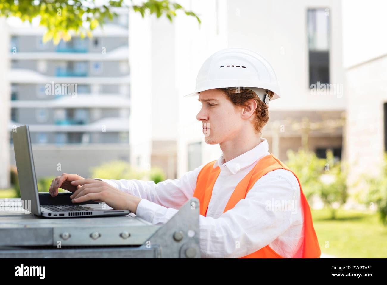 Engineer using laptop outside hi-res stock photography and images - Alamy