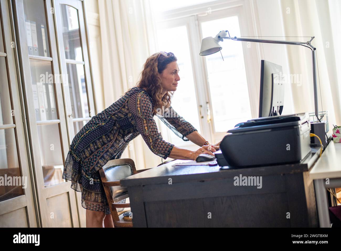 Leaning over table hi-res stock photography and images - Alamy