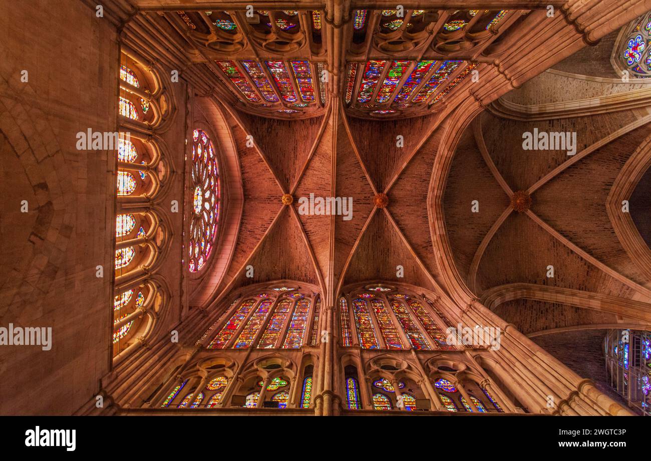 View of the main nave of the Cathedral of Leon (Spain Stock Photo - Alamy
