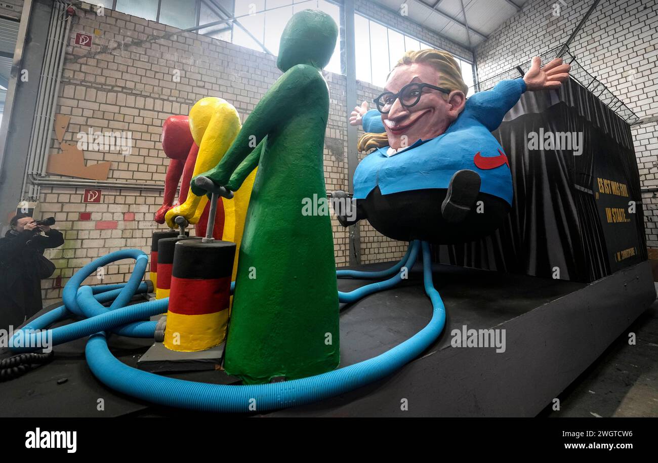 A carnival float depicts traffic light men pumping up the AfD right ...