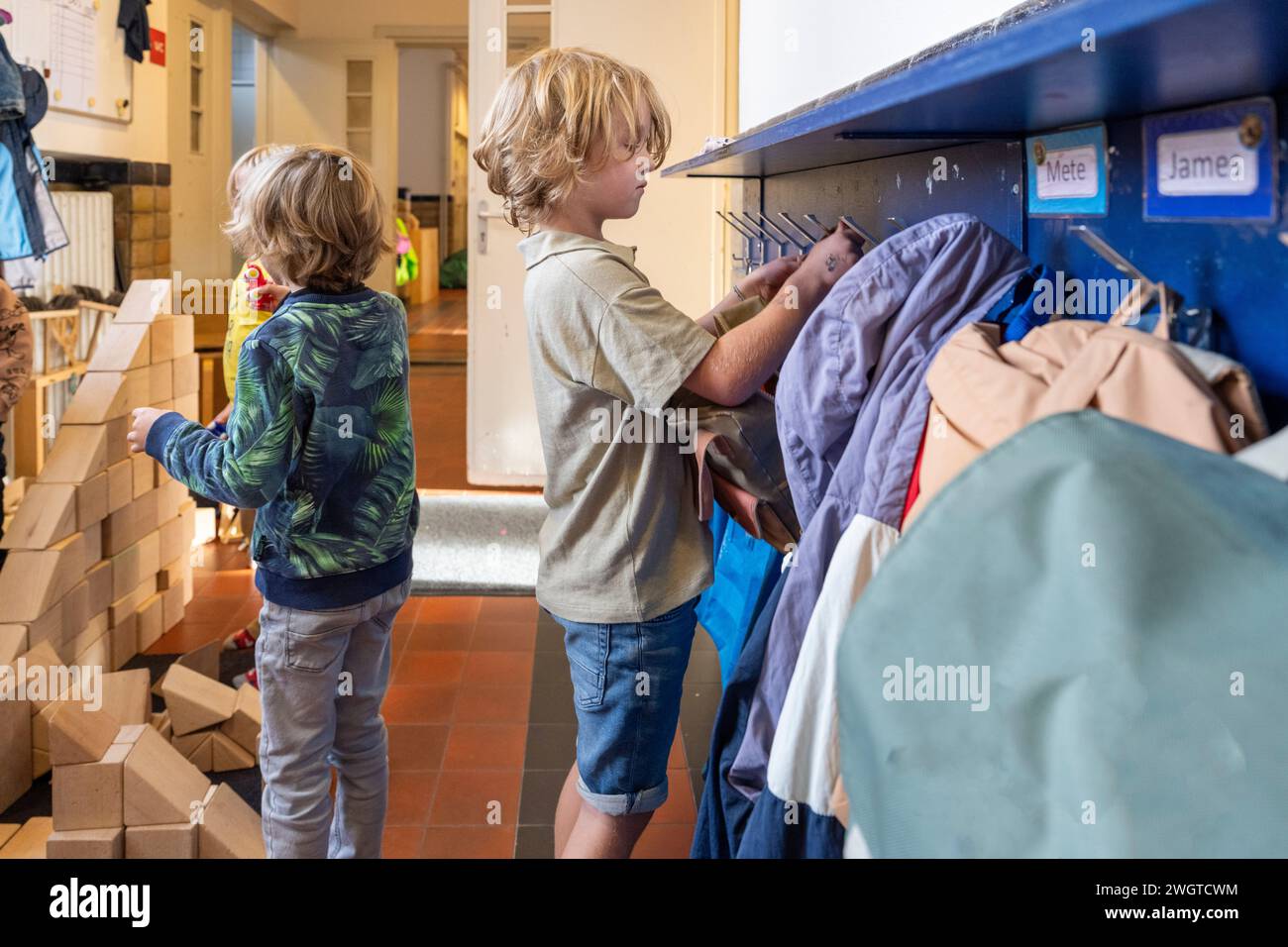 Boys with school bags hi-res stock photography and images - Alamy