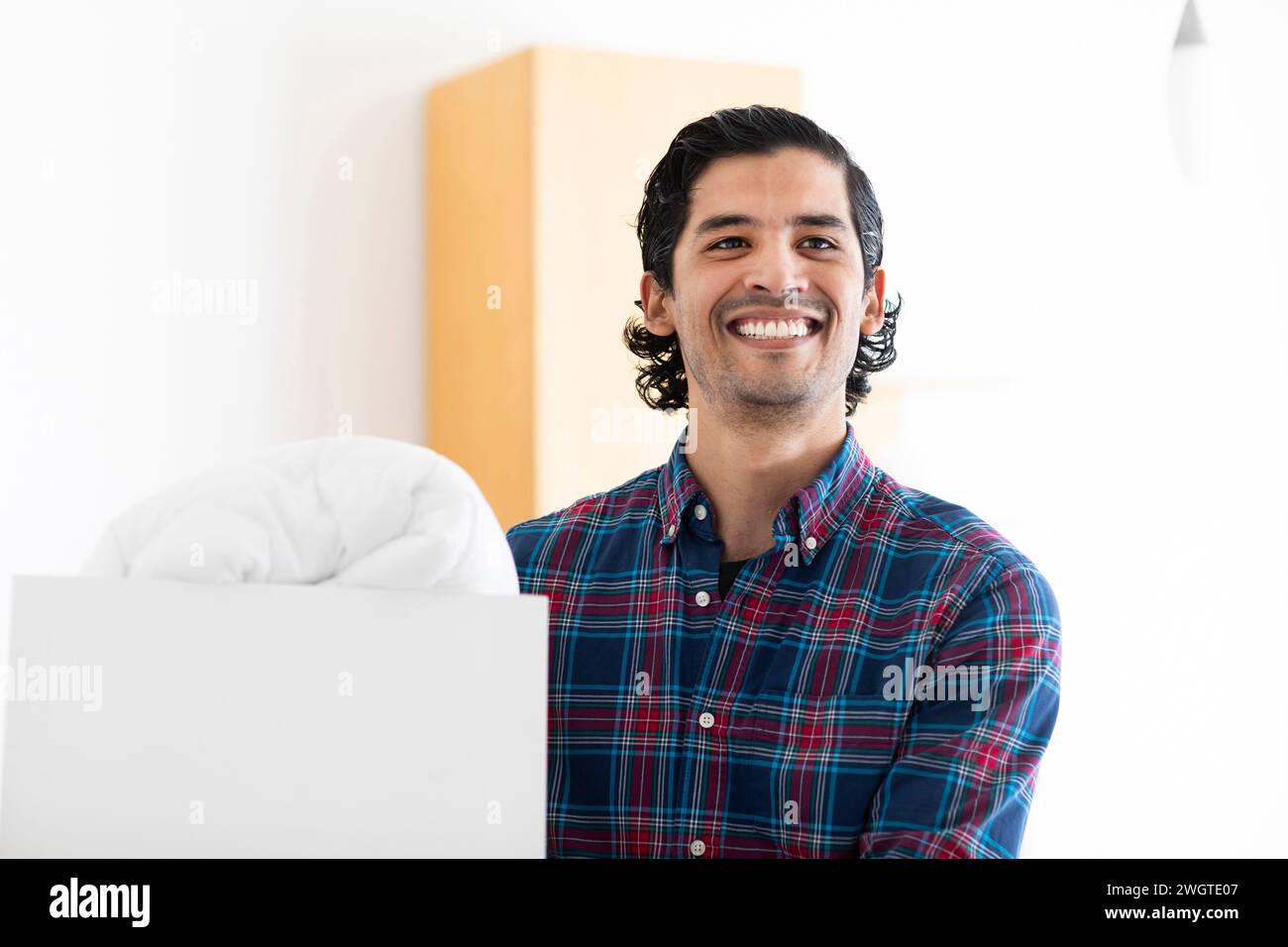 Men carrying a box hi-res stock photography and images - Alamy