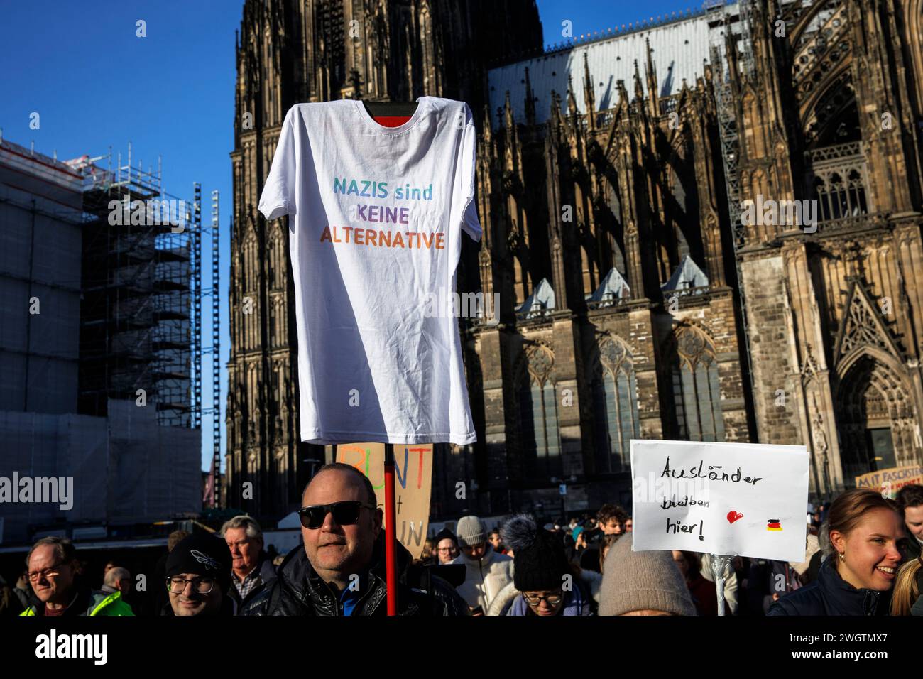 people protest in front of the cathedral against right-wing extremism ...