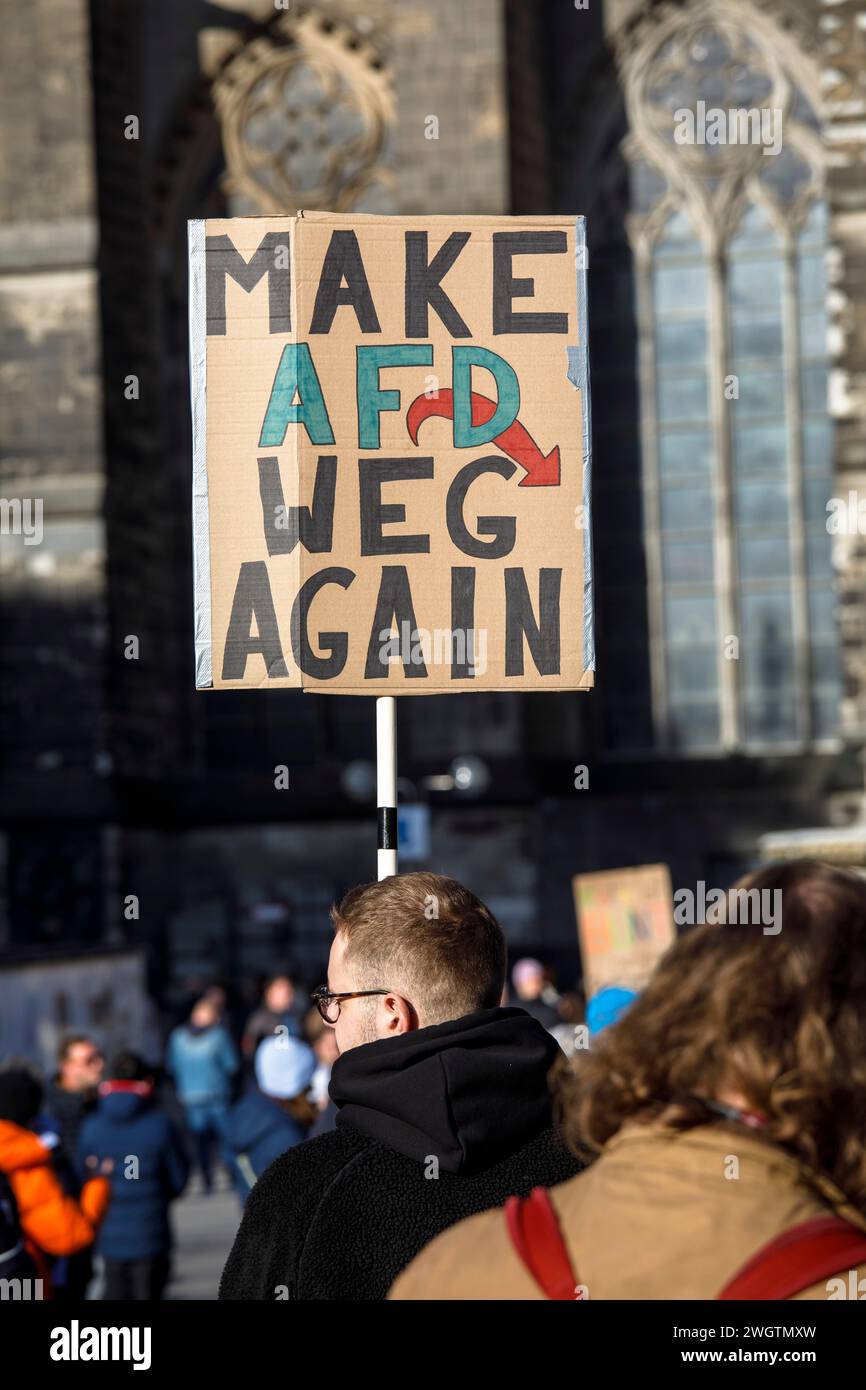 people protest in front of the cathedral against right-wing extremism ...