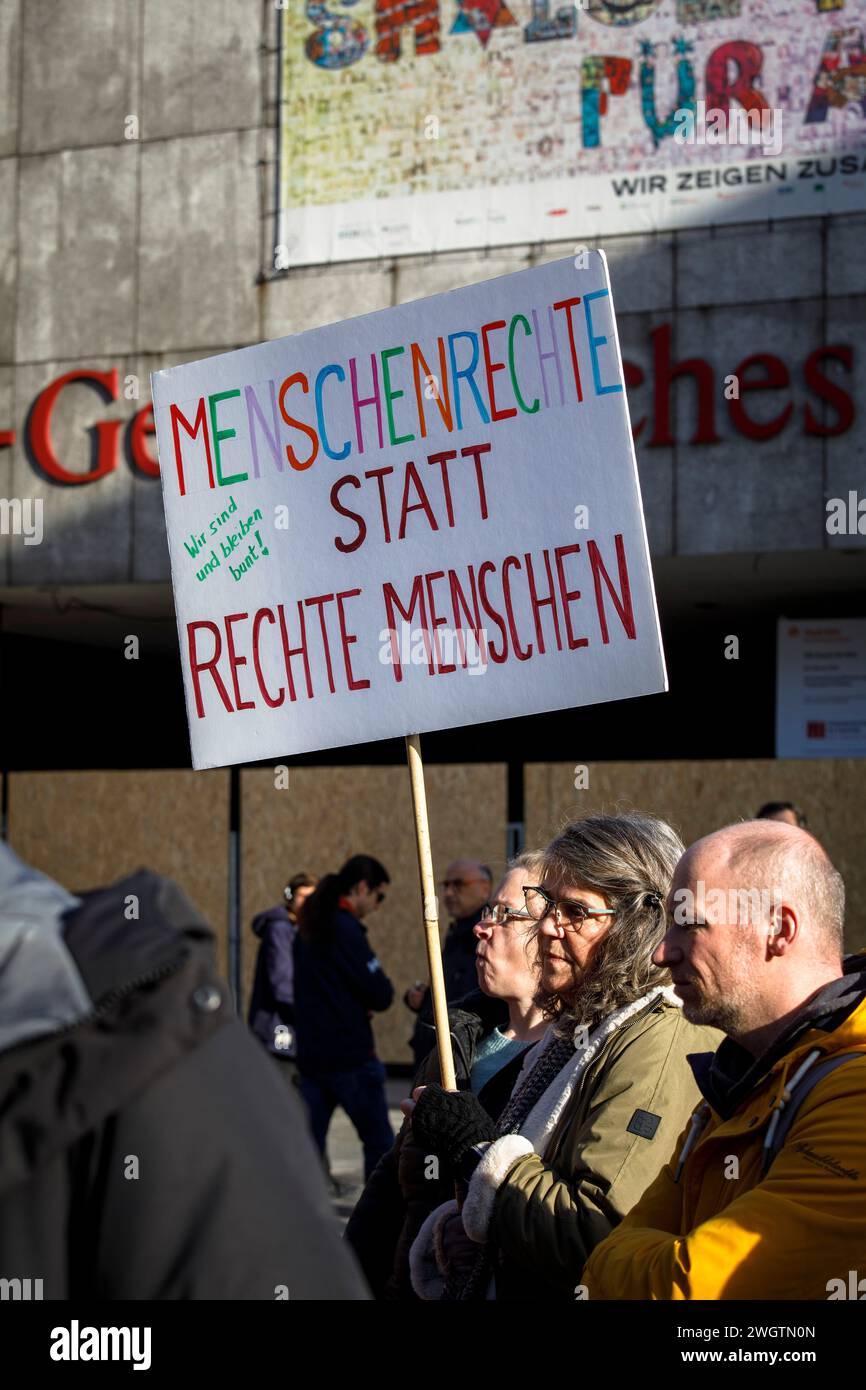 people protest in front of the cathedral against right-wing extremism ...