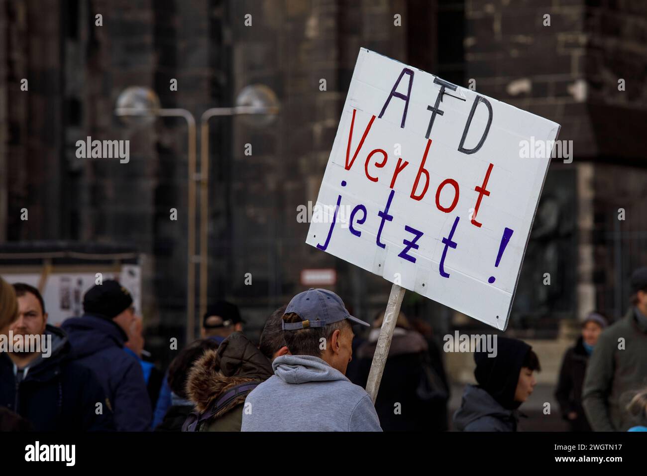 people protest in front of the cathedral against right-wing extremism ...