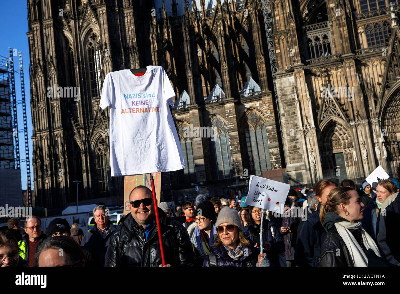 people protest in front of the cathedral against right-wing extremism ...