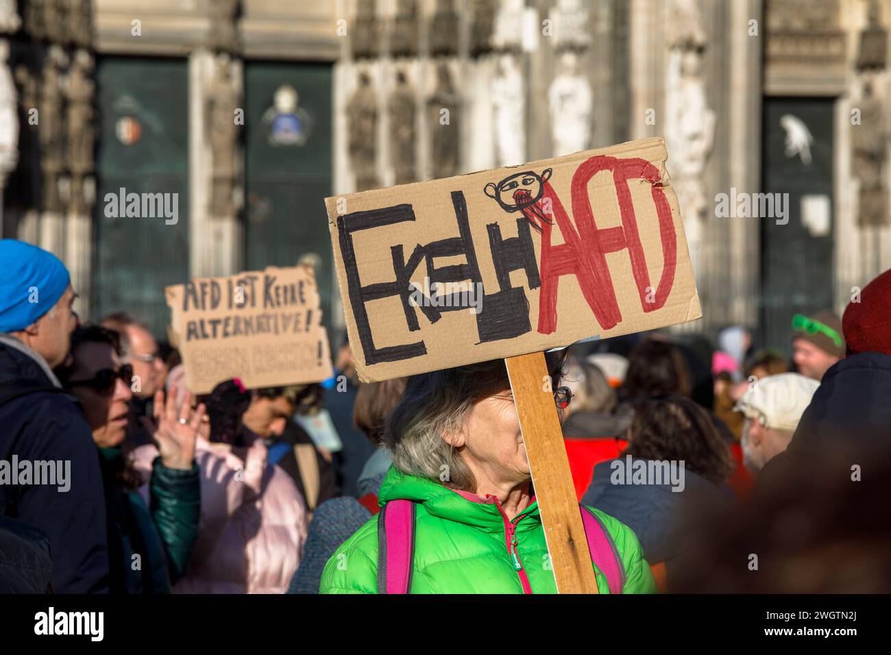people protest in front of the cathedral against right-wing extremism ...