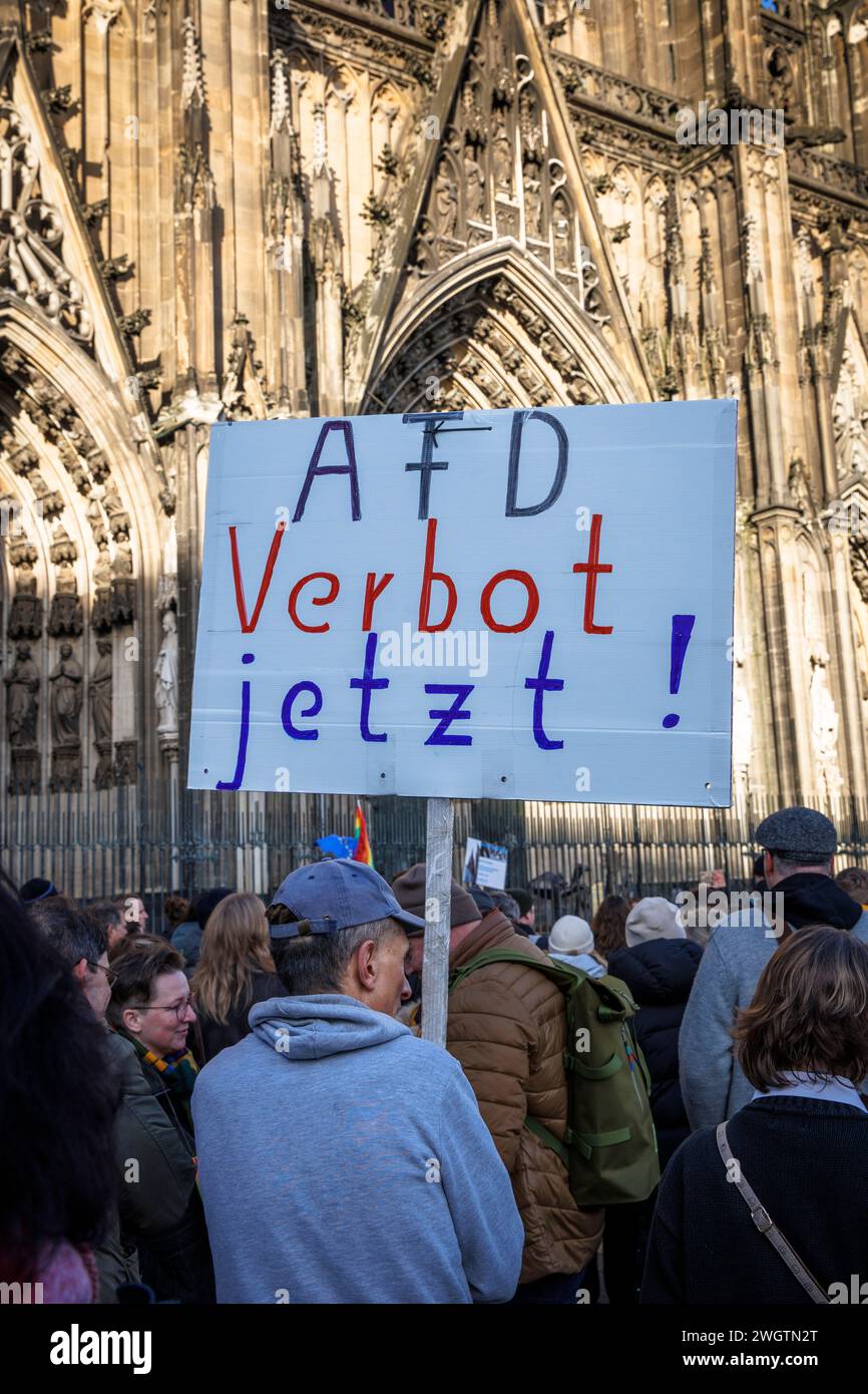 people protest in front of the cathedral against right-wing extremism ...