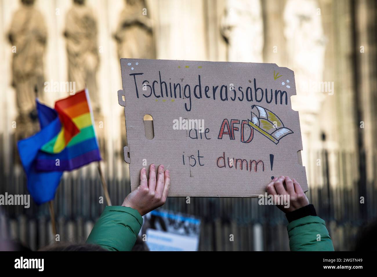 people protest in front of the cathedral against right-wing extremism ...