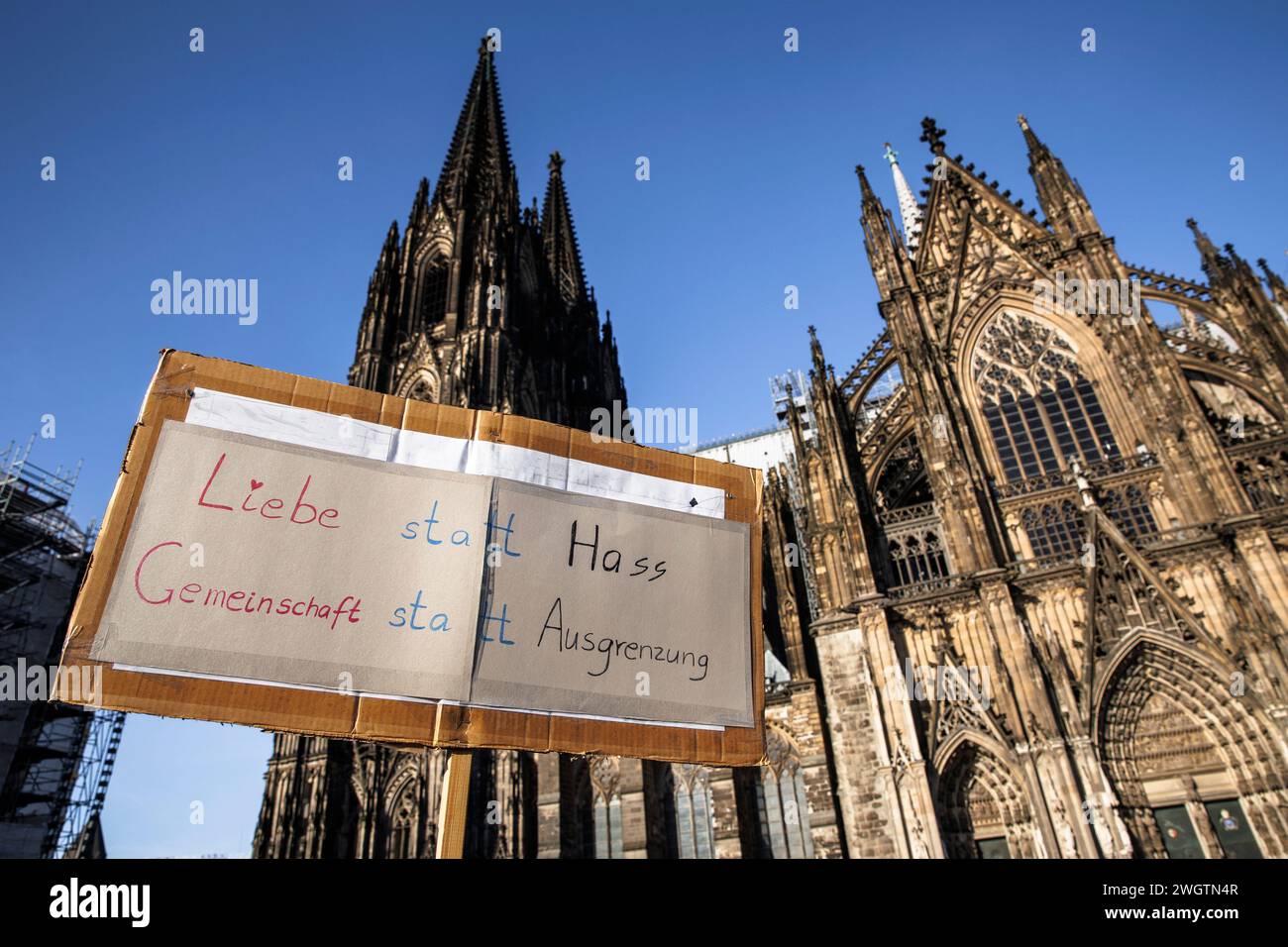 people protest in front of the cathedral against right-wing extremism ...