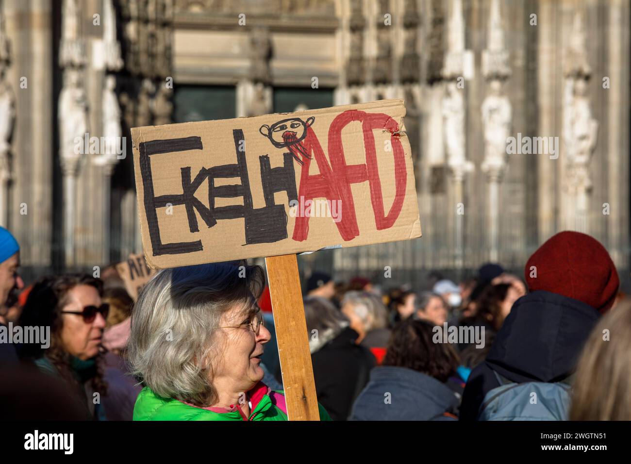 people protest in front of the cathedral against right-wing extremism ...