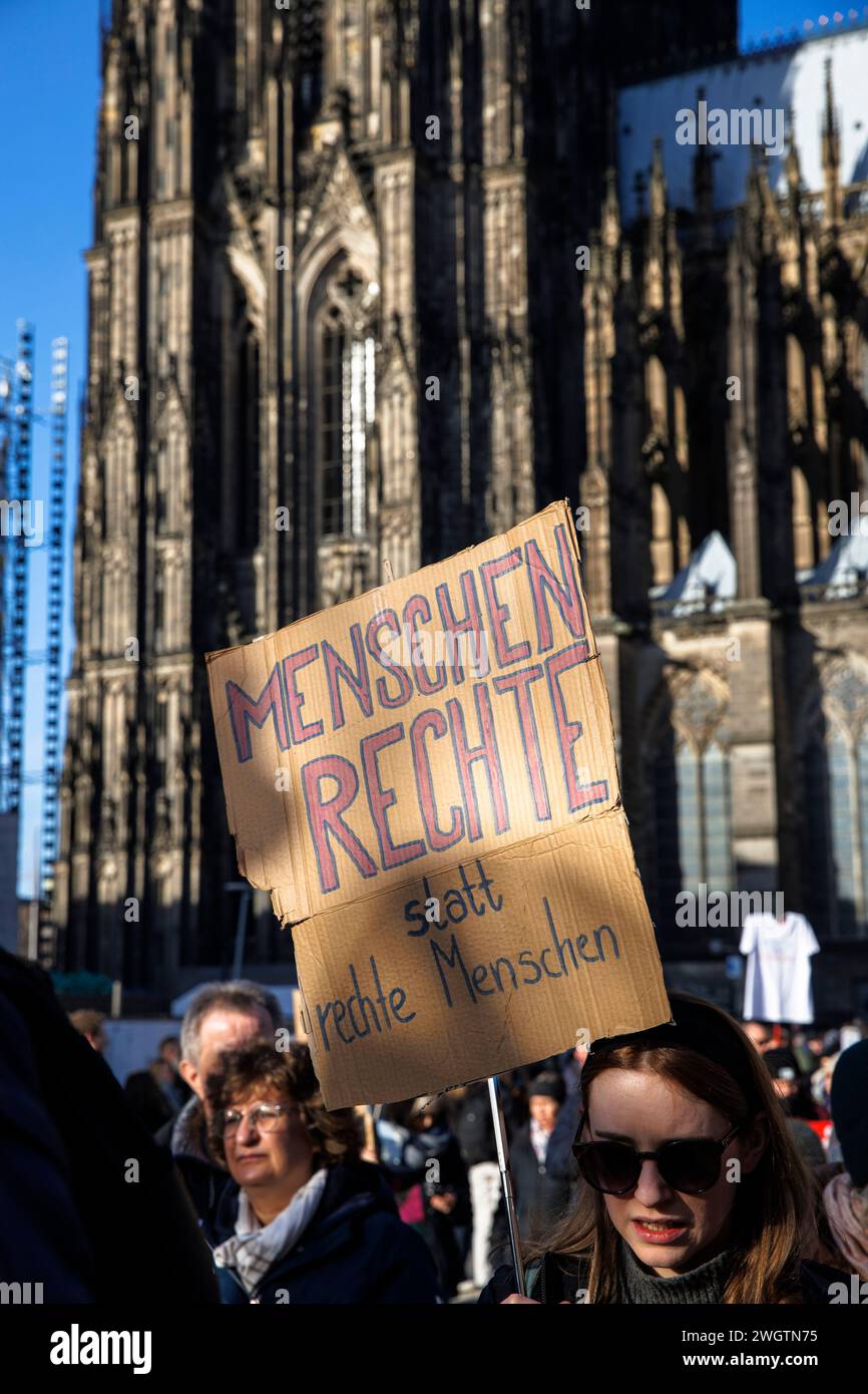 people protest in front of the cathedral against right-wing extremism ...