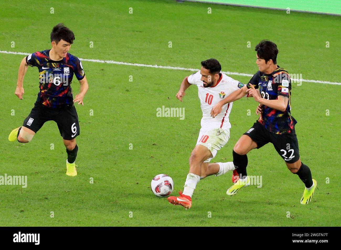 Jordan's Mousa Altamari, center, battles for the ball against South ...