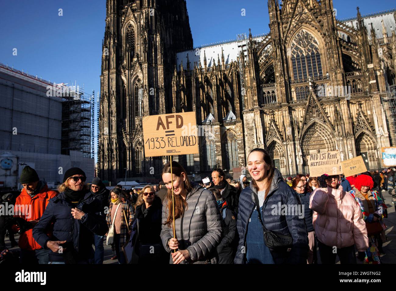 people protest in front of the cathedral against right-wing extremism ...