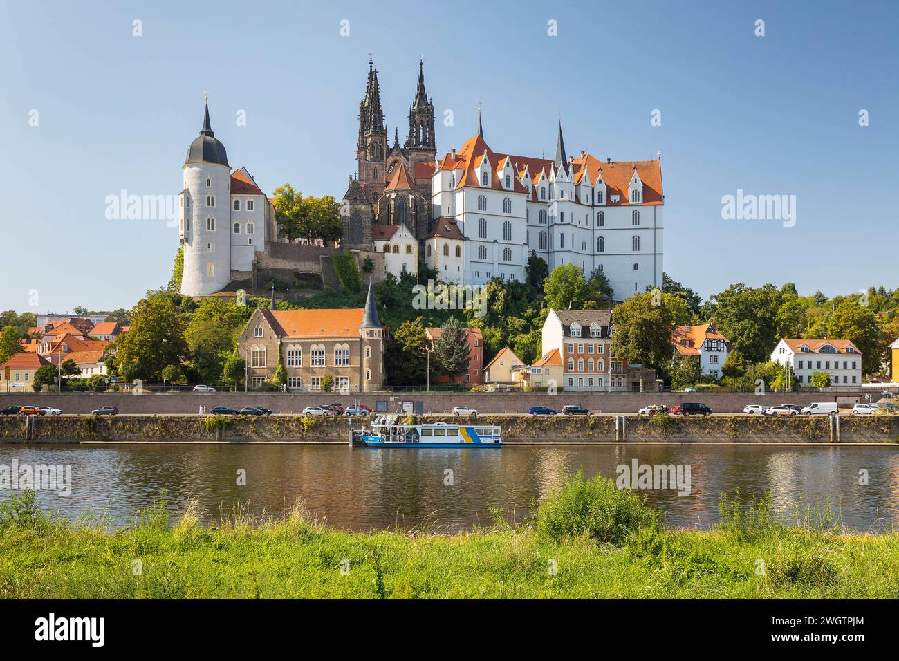 Fährschiff Bosel auf der Elbe mit Albrechtsburg, Bischofsitz und Dom ...