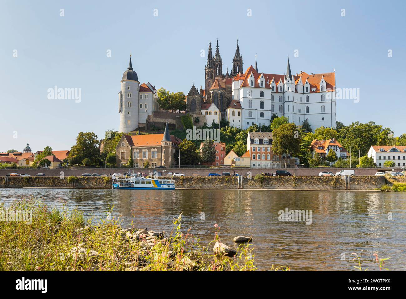 Fährschiff Bosel auf der Elbe mit Albrechtsburg, Bischofsitz und Dom ...