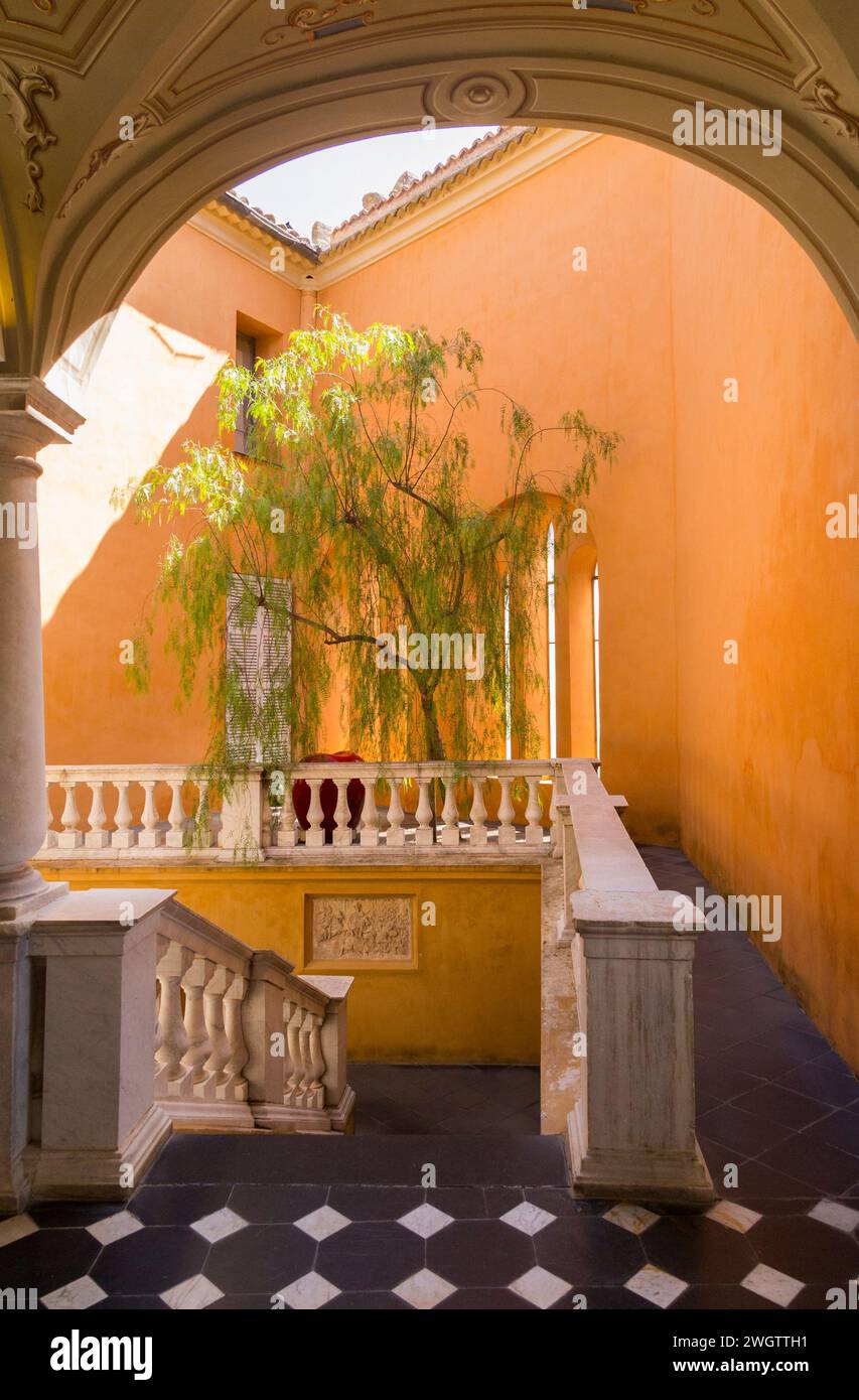 Stair case chateau hi-res stock photography and images - Alamy