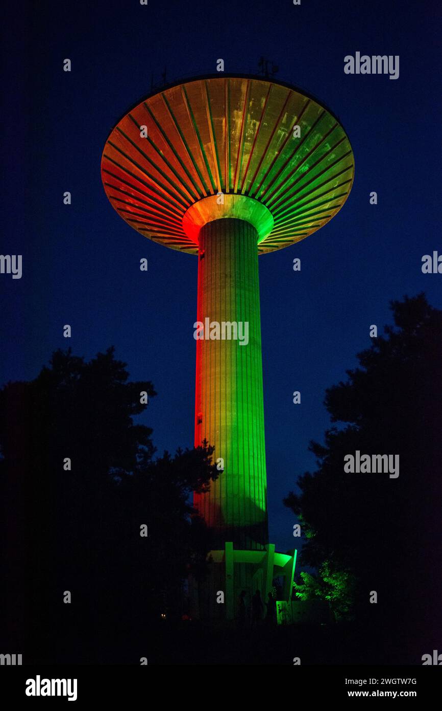 Red and green tower lights hi-res stock photography and images - Alamy