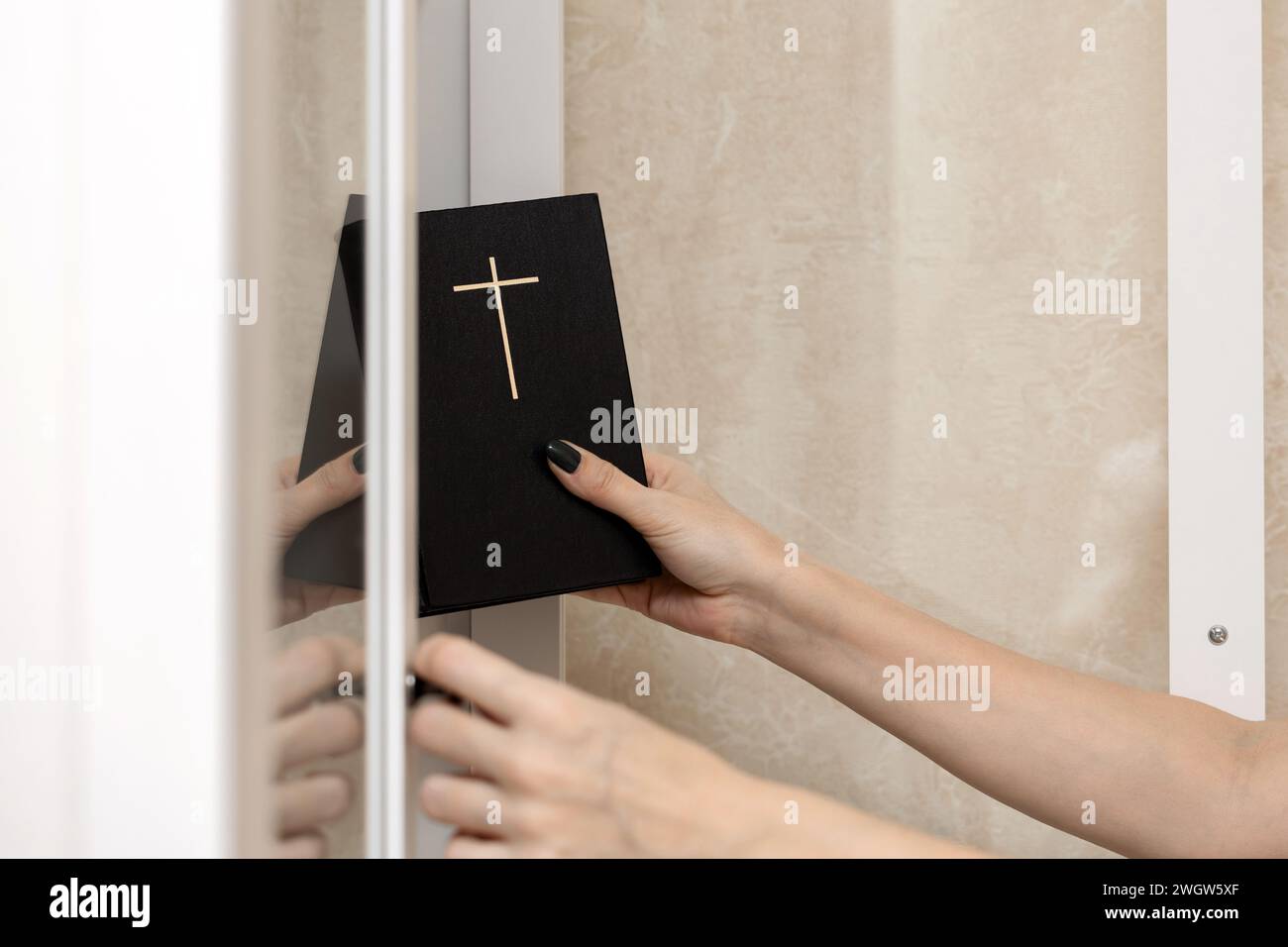 Christian bookshelf hi-res stock photography and images - Alamy