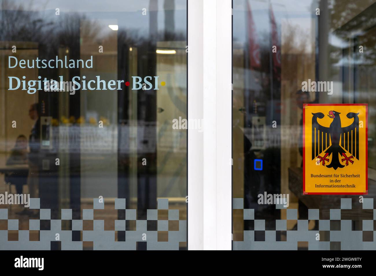 Schild am fenster hi-res stock photography and images - Alamy