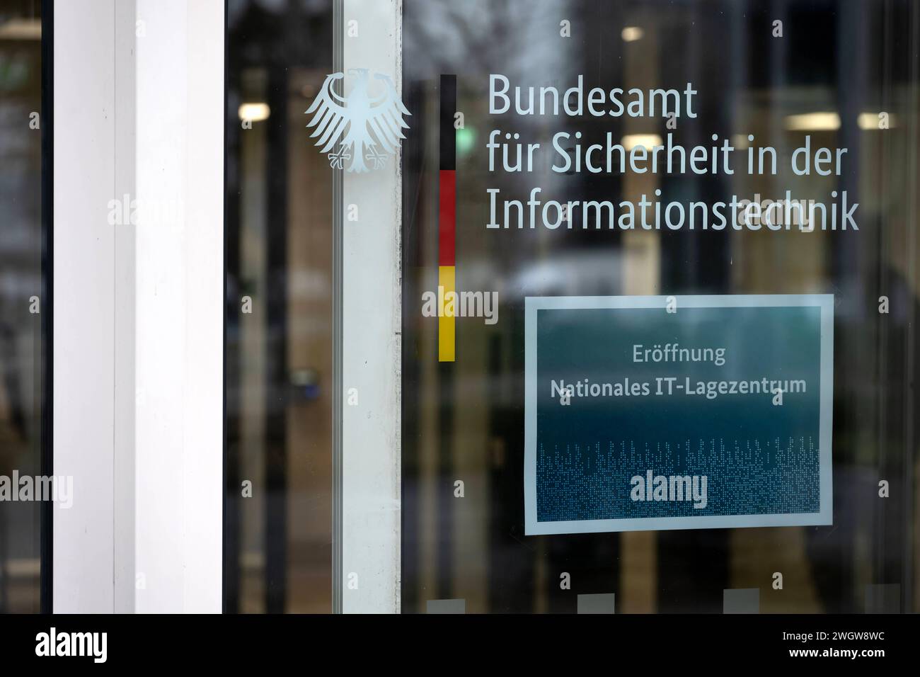 Schild am fenster hi-res stock photography and images - Alamy