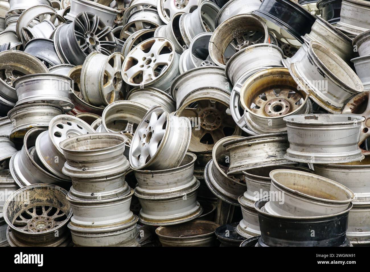 Alloy wheels stack hi-res stock photography and images - Alamy