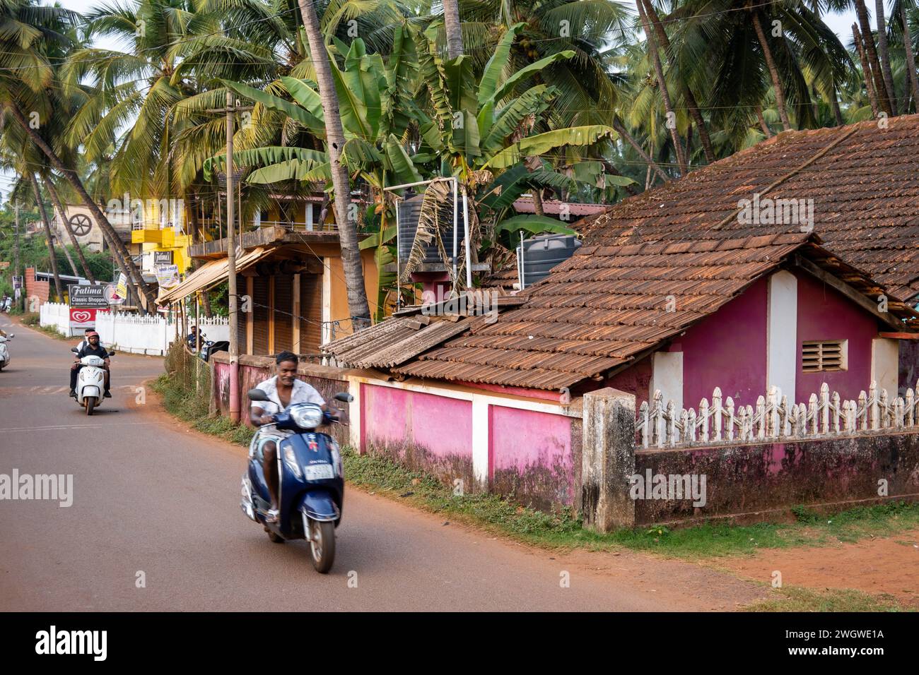 Pink colonial house hi-res stock photography and images - Alamy