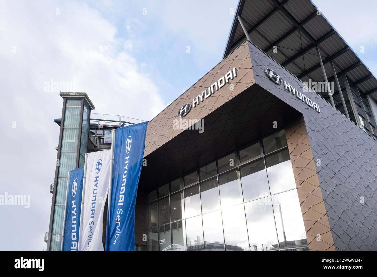 Car dealership building hi-res stock photography and images - Alamy