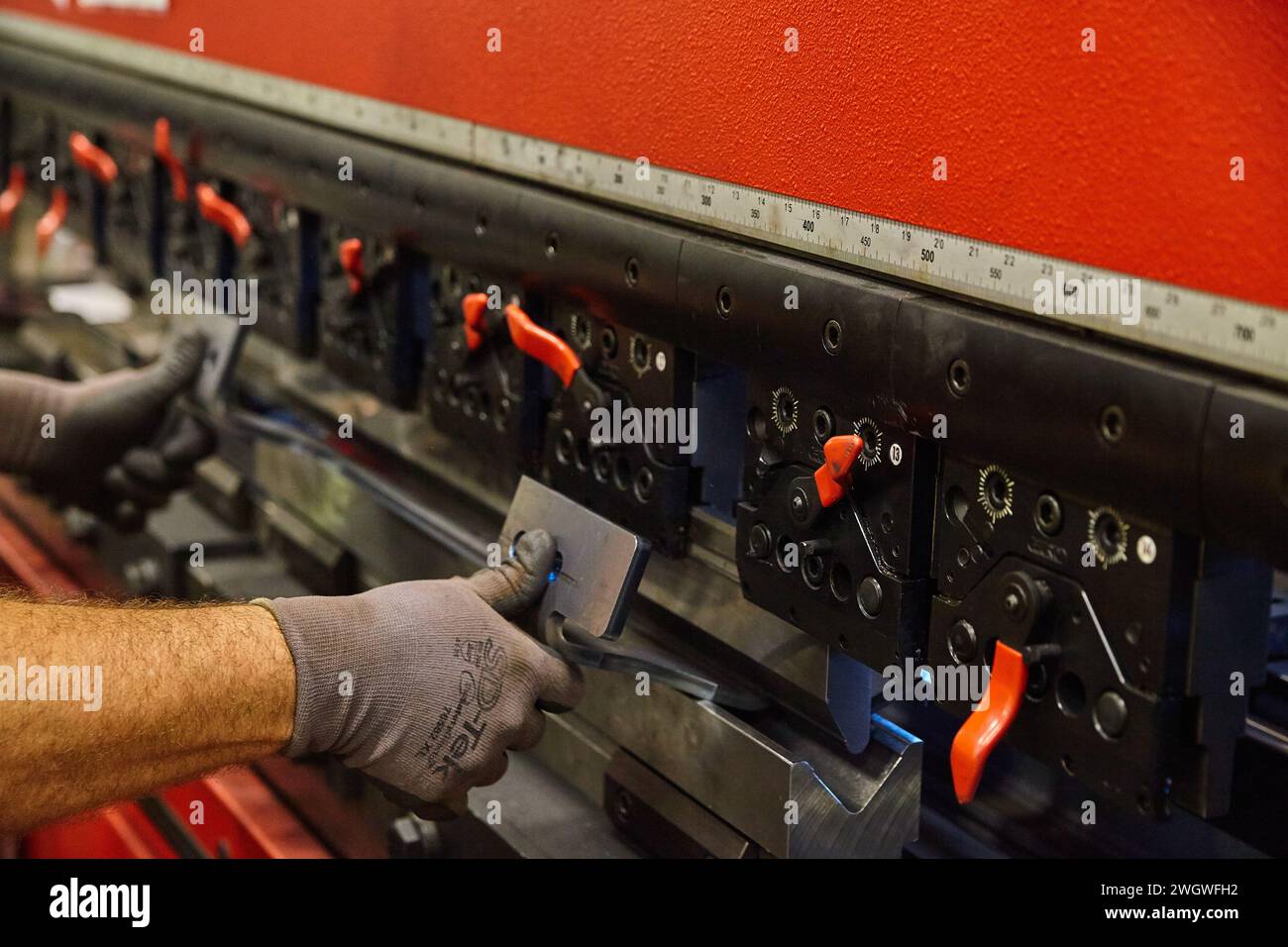 Press brake hi-res stock photography and images - Alamy