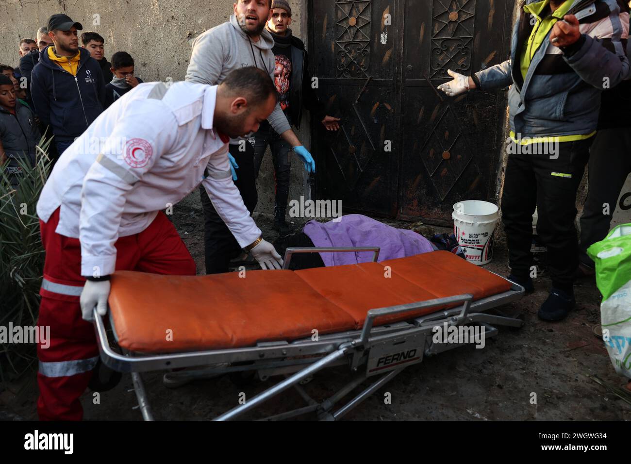 Rafah, Gaza. 06th Feb, 2024. Palestinian paramedics recover the remains ...