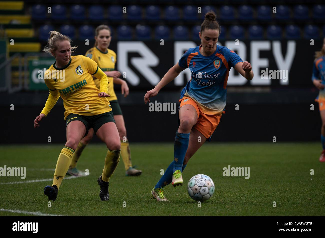 Chloe van de Velde (ADO Den Haag) against Amber van Heeswijk (Fortuna ...