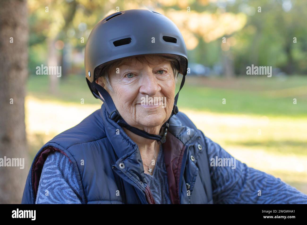 Elderly woman wearing blue hi-res stock photography and images - Alamy