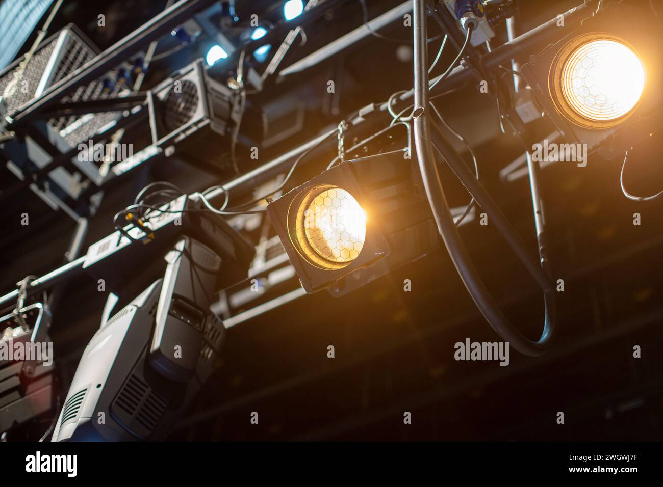 Stage lights spotlights illuminate concert hi-res stock photography and ...