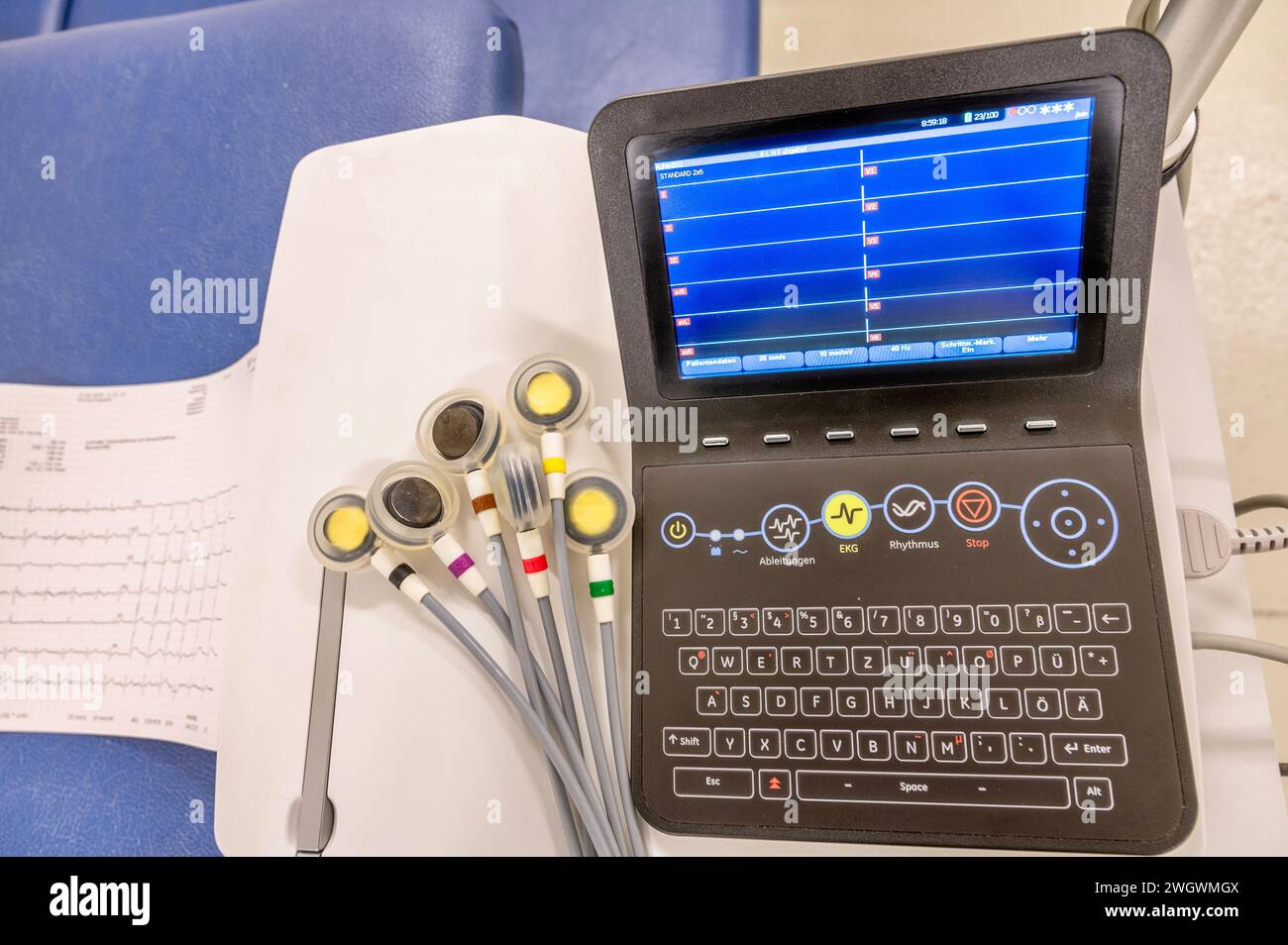 Electrocardiogram device hi-res stock photography and images - Alamy
