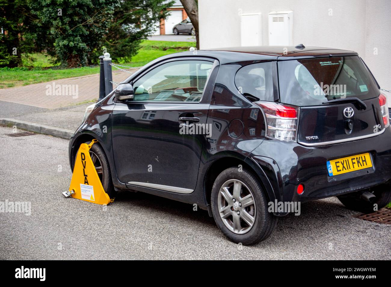 Clamped, untaxed car with notice for driving offence Stock Photo - Alamy