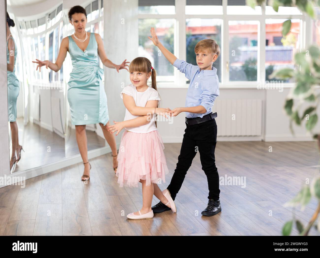 Dance instructor with kids hi-res stock photography and images - Alamy