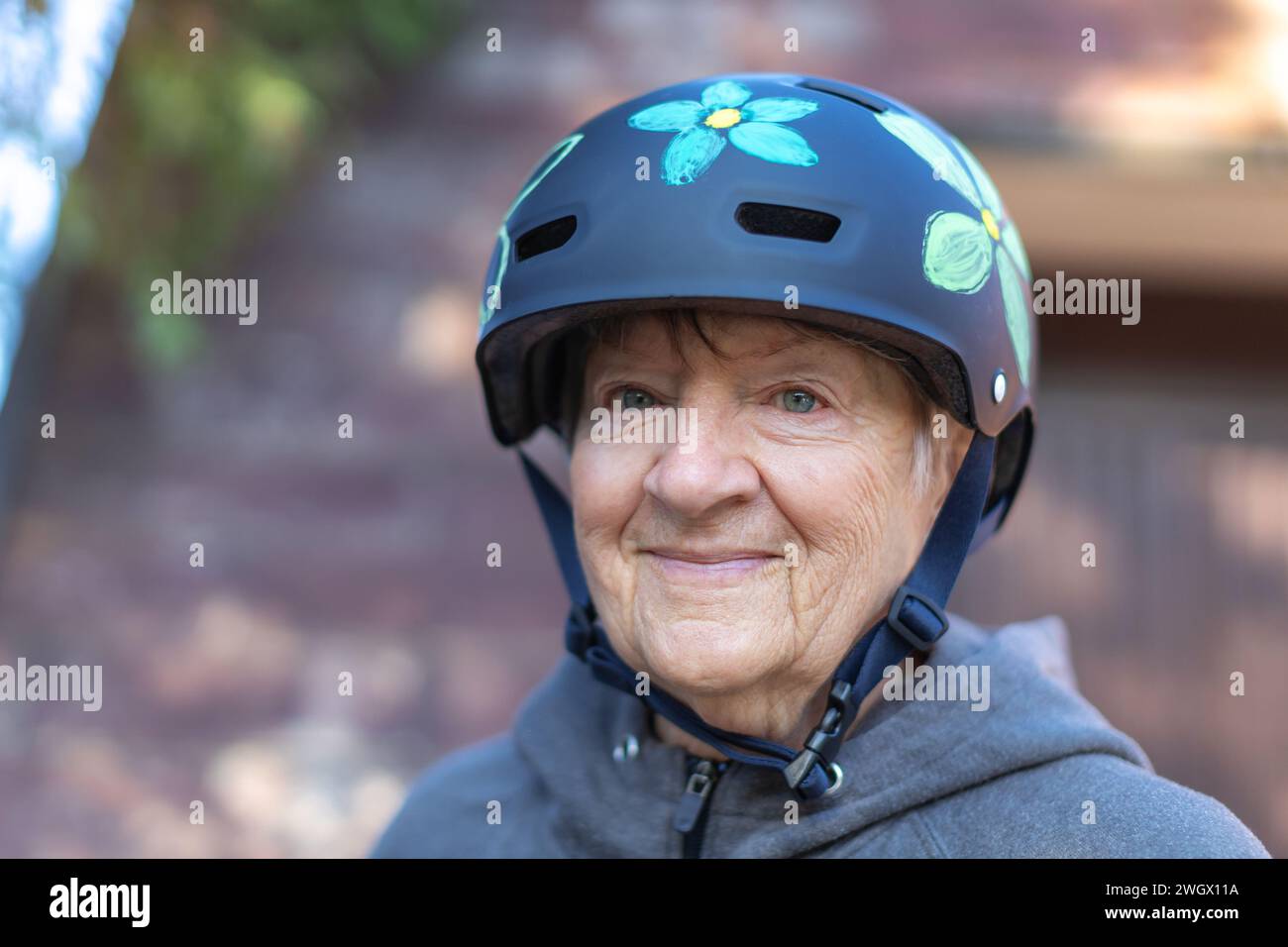 Senior lady standing transport hi-res stock photography and images - Alamy