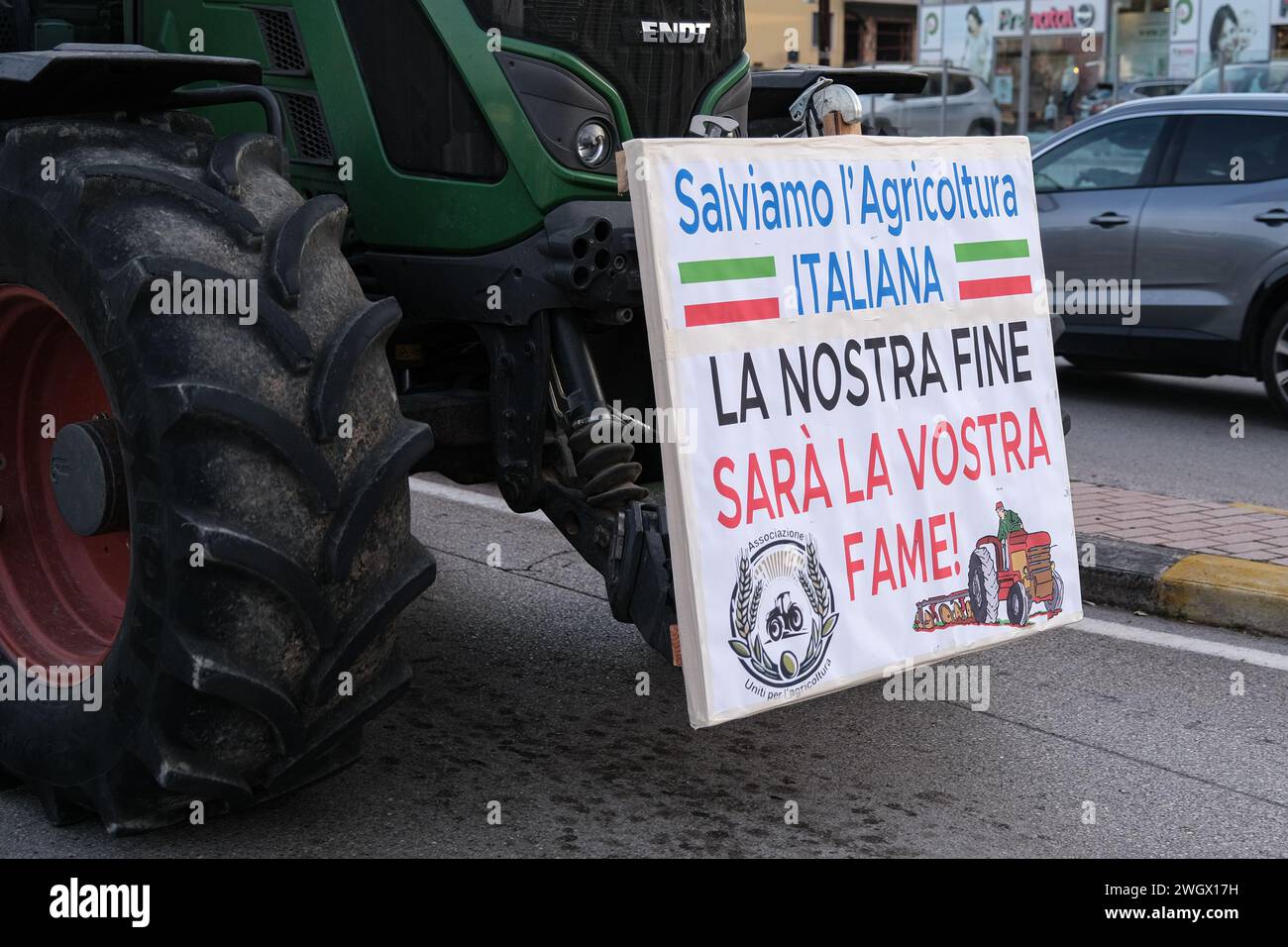 The sign on the tractor says: "We save Italian agriculture - Our end ...
