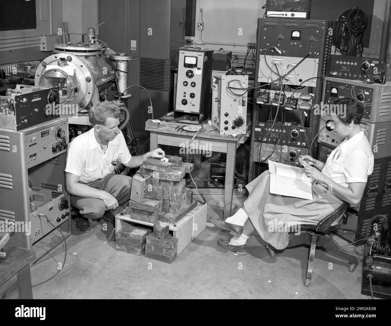Arthur Snell and Frances Pleasonton with neutron decay counter Stock ...