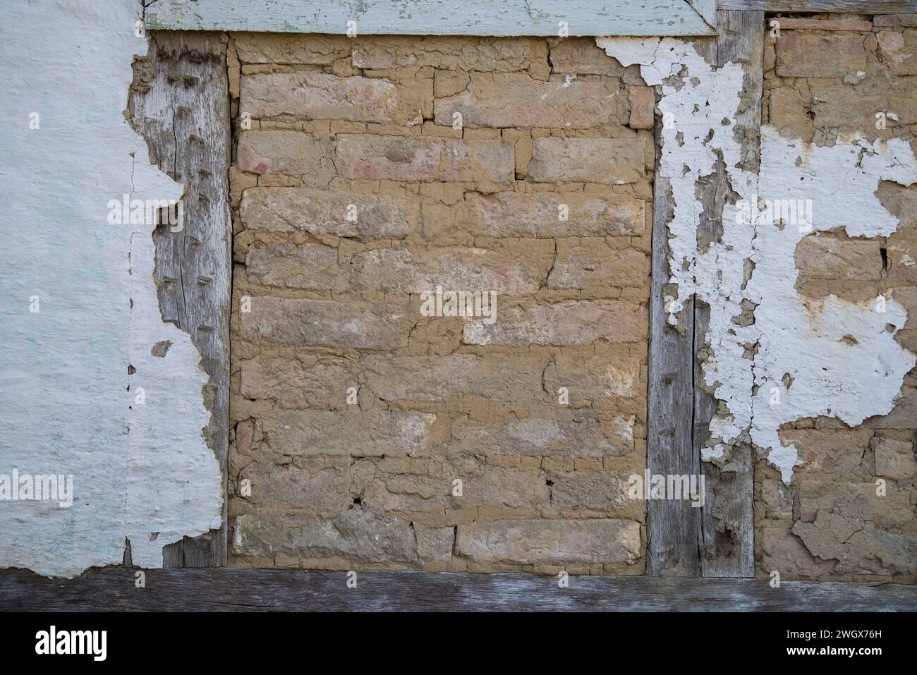 Abandoned mud straw house hi-res stock photography and images - Alamy