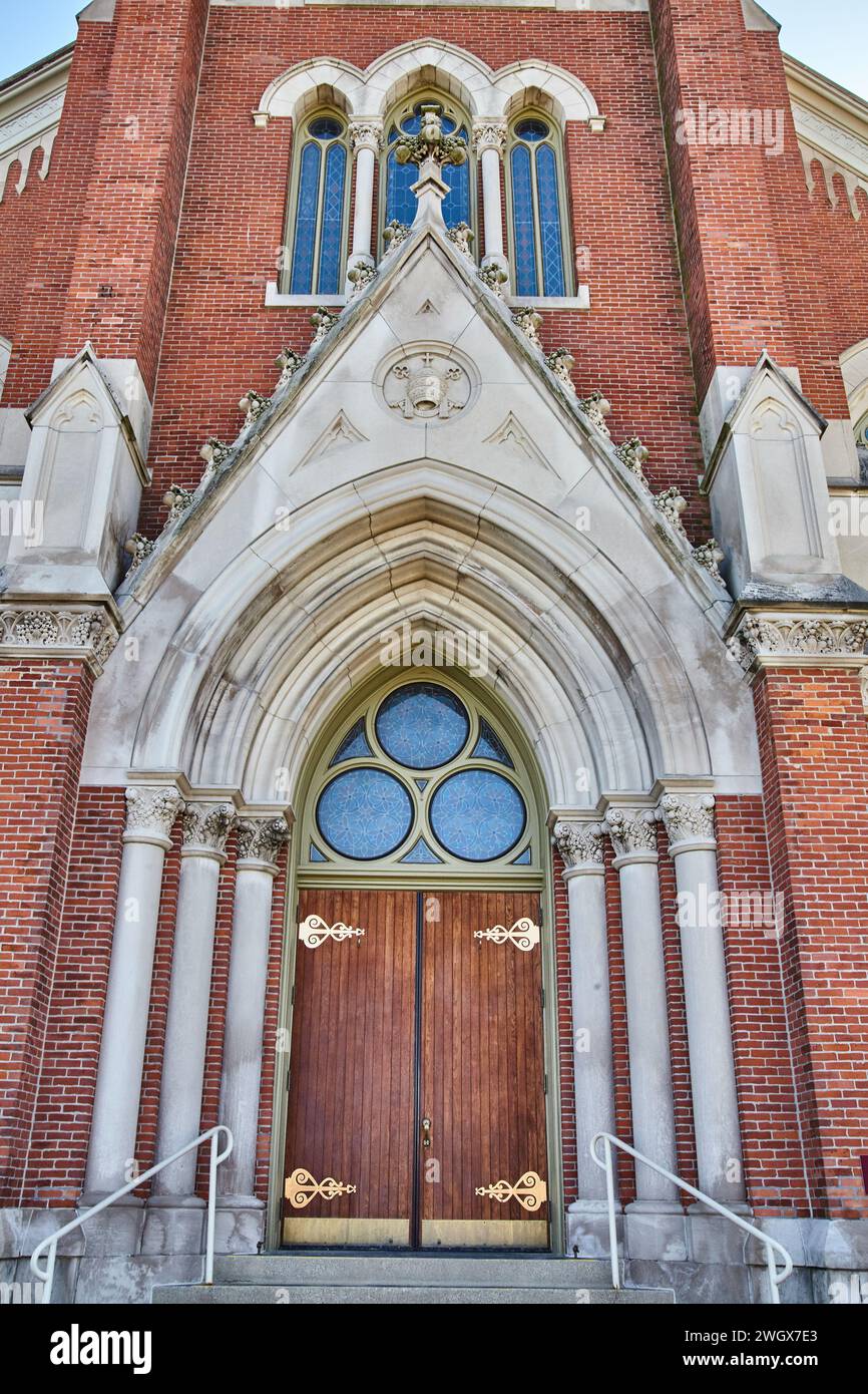 Gothic columns capitals arch hi-res stock photography and images - Alamy