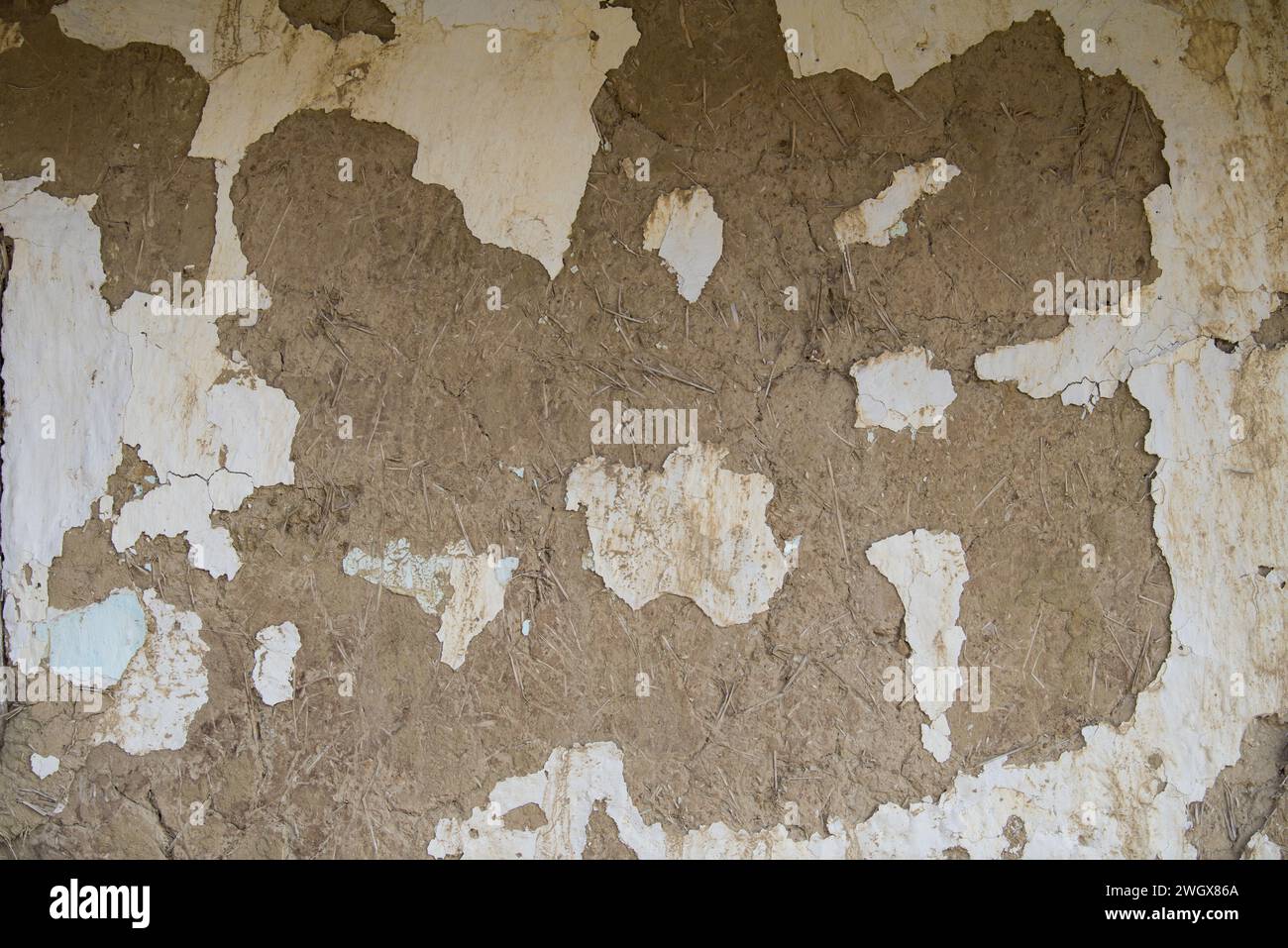 Abandoned mud straw house hi-res stock photography and images - Alamy