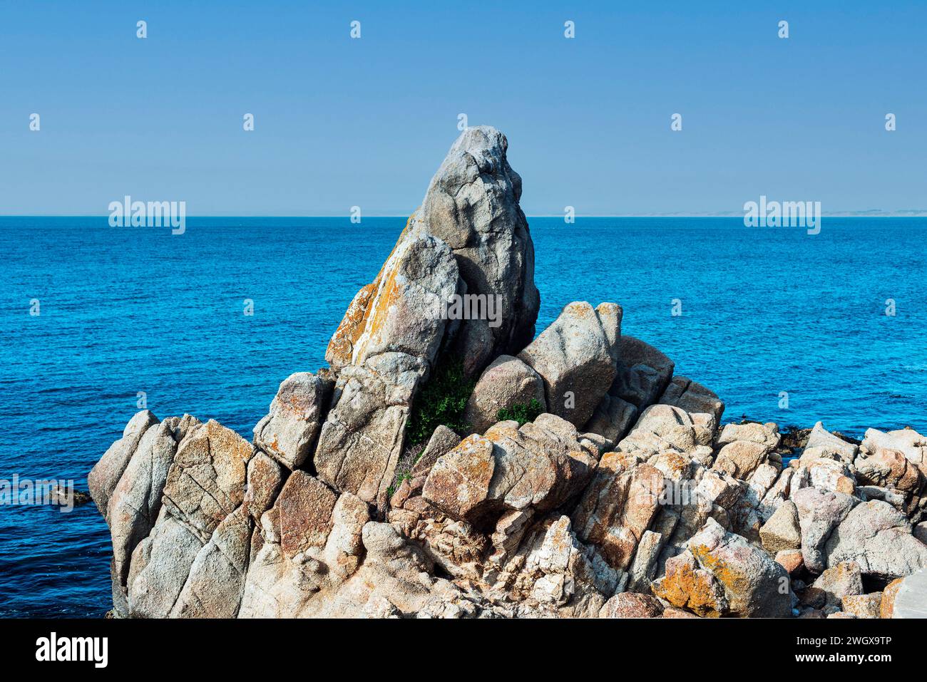 Background pointed rocks hi-res stock photography and images - Alamy