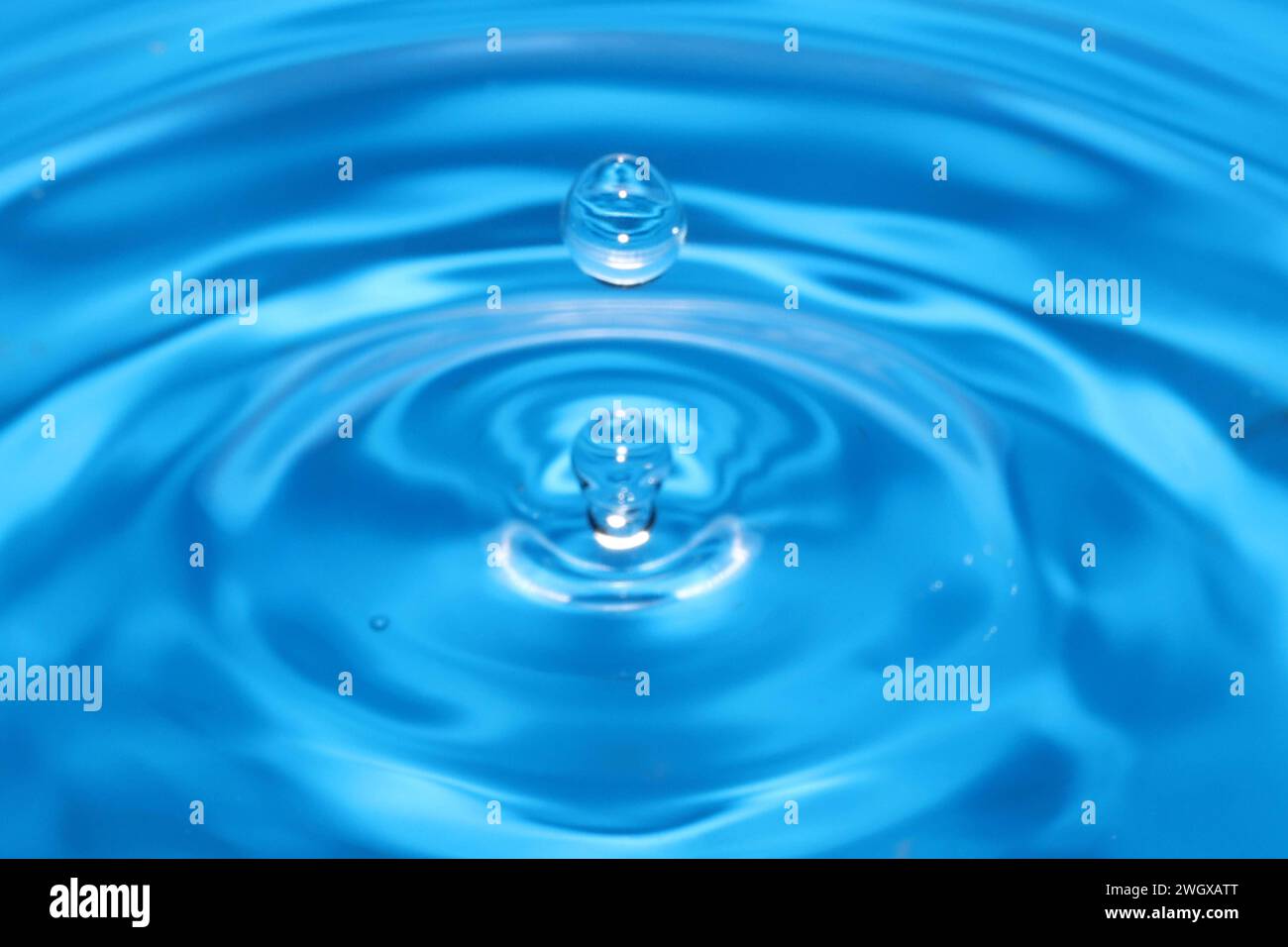 Herabfallende Wassertropfen Ein Wassertropfen fällt auf eine ...