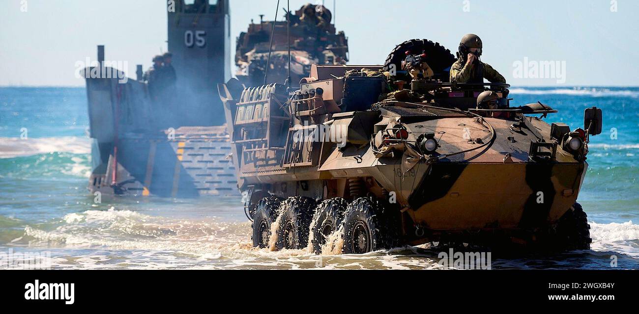 Lhd landing craft hi-res stock photography and images - Alamy