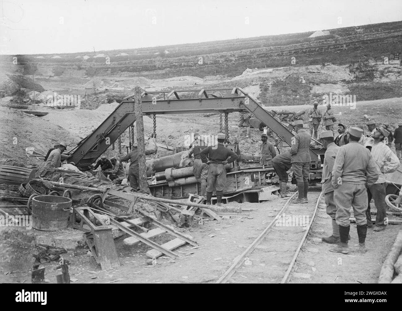 Assembly of a French 370 mm mortar (ECPAD Stock Photo - Alamy