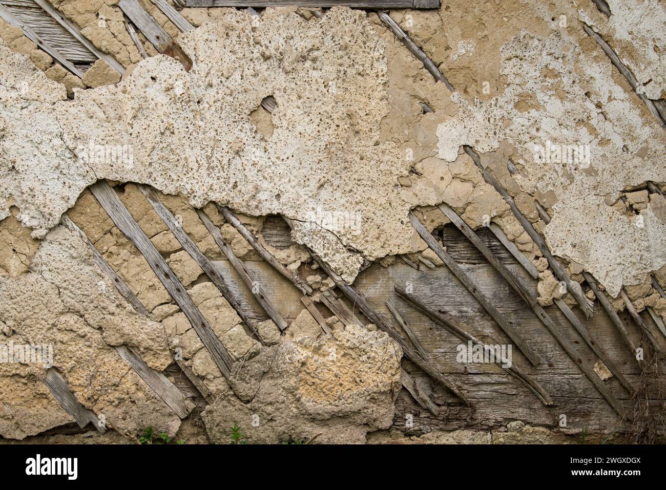 Abandoned mud straw house hi-res stock photography and images - Alamy
