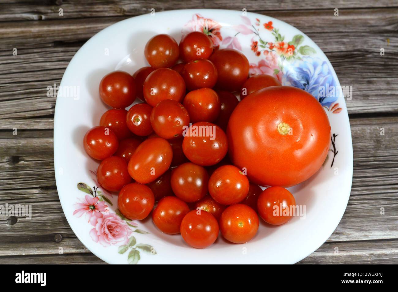 Tomato and cherry tomatoes, cherry tomato is a type of small round ...