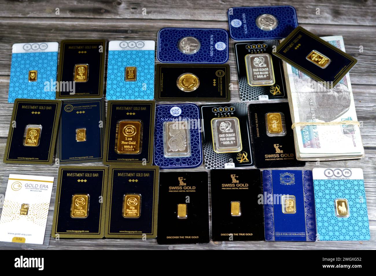 Pure gold dragon hi-res stock photography and images - Alamy